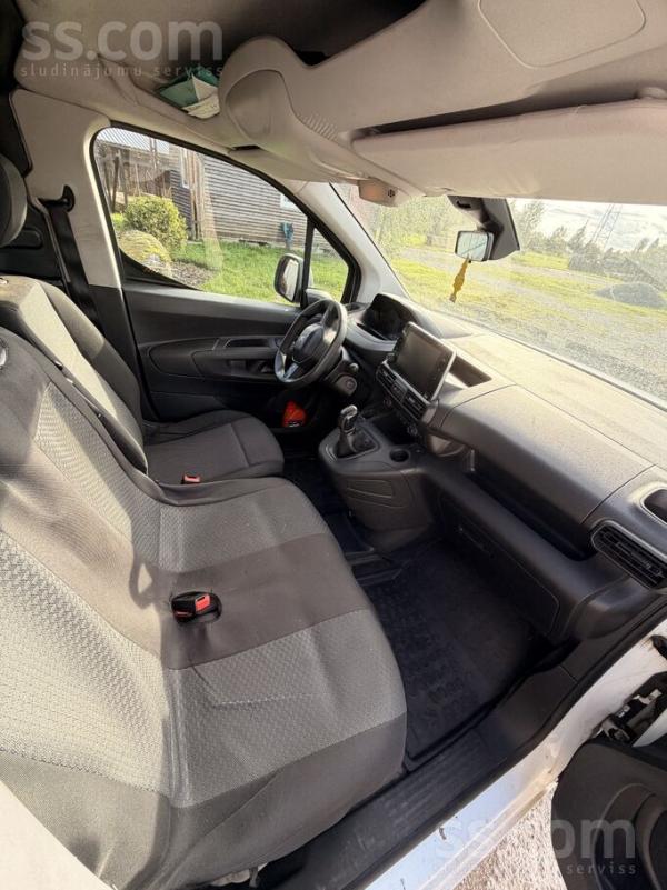 White Peugeot Partner 2019 in Riga, with an engine capacity of 1.60 L and mileage of 190 thousand km for 6200 €, photo 5 on AUTOMOTO.COM.LV