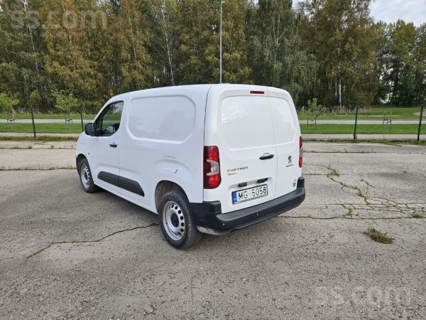 Peugeot Partner 2019 Rīga vietnē Balts Peugeot Partner 2019 Rīga, ar dzinēja tilpumu 1.60 L un nobraukumu 228 tūkst. km par 6000 €, foto 5 vietnē AUTOMOTO.COM.LV