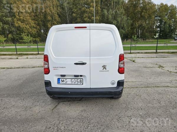 Peugeot Partner 2019 Rīga vietnē Balts Peugeot Partner 2019 Rīga, ar dzinēja tilpumu 1.60 L un nobraukumu 228 tūkst. km par 6000 €, foto 6 vietnē AUTOMOTO.COM.LV