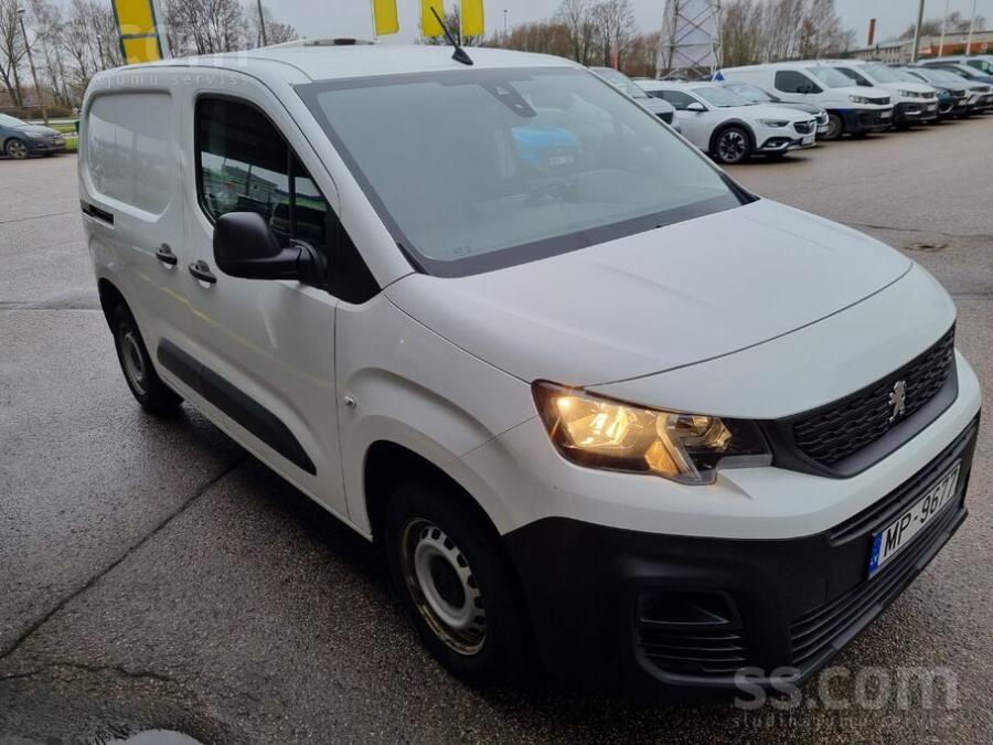 White Peugeot Partner 2020 in Riga, with an engine capacity of 1.20 L and mileage of 102 thousand km for 7900 €, photo 2 on AUTOMOTO.COM.LV
