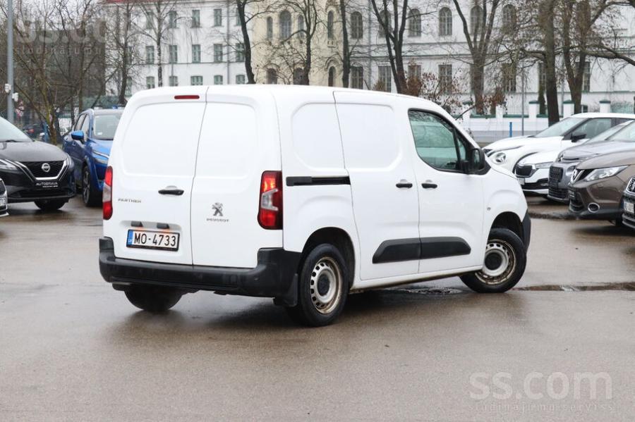 White Peugeot Partner 2020 in Riga, with an engine capacity of 1.20 L and mileage of 109 thousand km for 9500 €, photo 28 on AUTOMOTO.COM.LV
