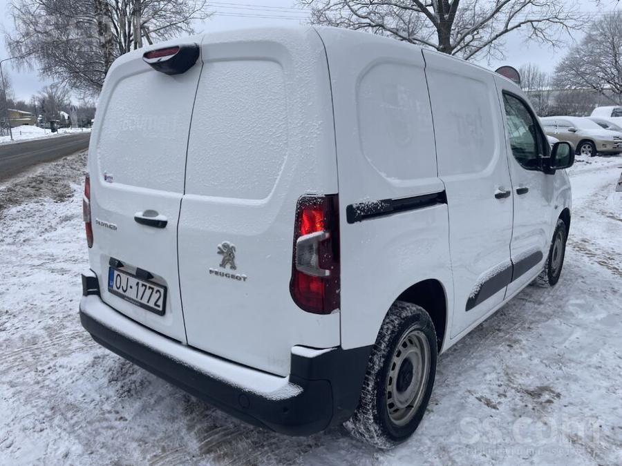 White Peugeot Partner 2020 in Riga, with an engine capacity of 1.50 L and mileage of 223 thousand km for 7980 €, photo 5 on AUTOMOTO.COM.LV