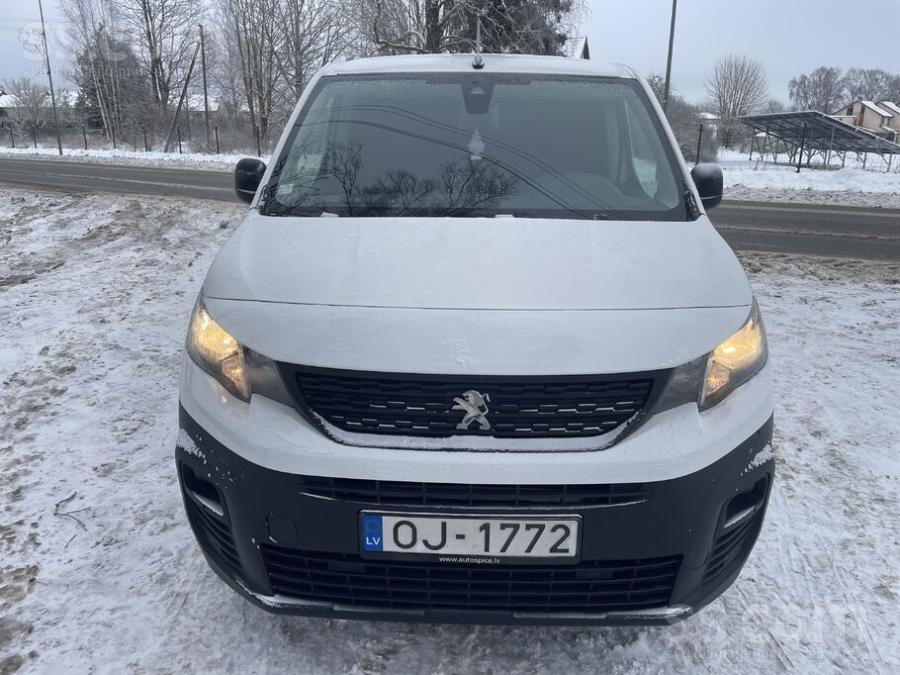 White Peugeot Partner 2020 in Riga, with an engine capacity of 1.50 L and mileage of 223 thousand km for 7980 €, photo 8 on AUTOMOTO.COM.LV