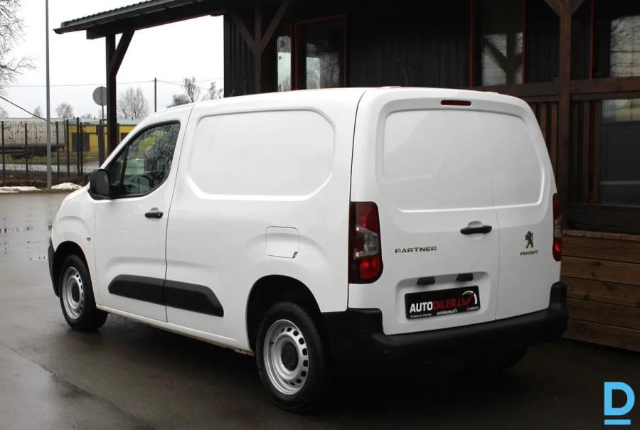 White Peugeot Partner 2020 in Riga, with an engine capacity of 1.50 L and mileage of 68 thousand km for 7990 €, photo 3 on AUTOMOTO.COM.LV
