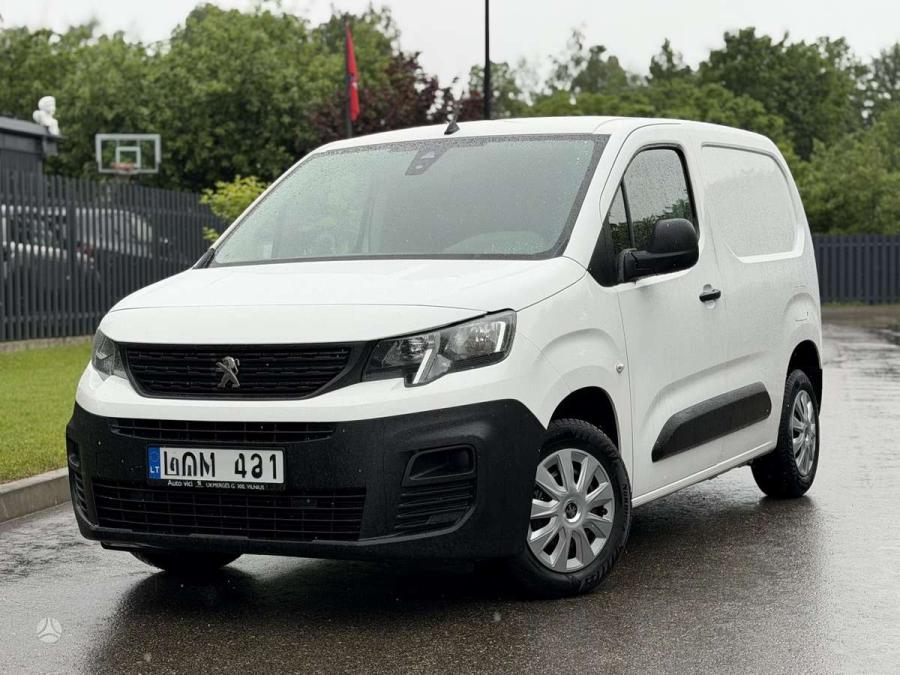 White Peugeot Partner 2020 in Vilnius, with an engine capacity of 1.50 L and mileage of 238 thousand km for 6150 €, photo 4 on AUTOMOTO.COM.LV