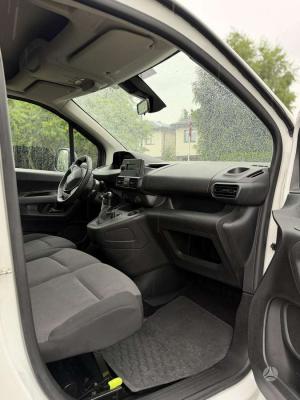 White Peugeot Partner 2020 in Vilnius, with an engine capacity of 1.50 L and mileage of 238 thousand km for 6150 €, photo 8 on AUTOMOTO.COM.LV
