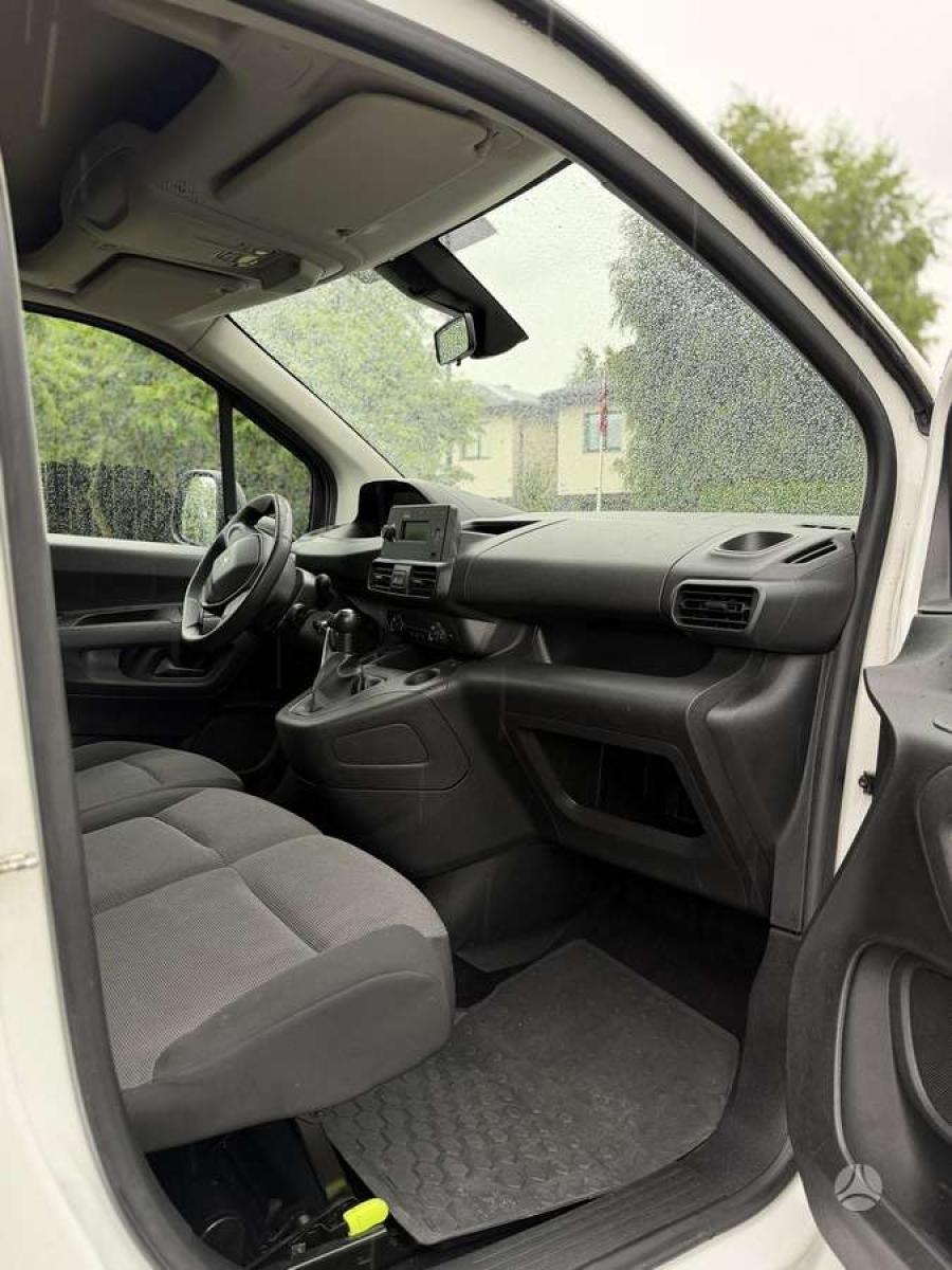 White Peugeot Partner 2020 in Vilnius, with an engine capacity of 1.50 L and mileage of 238 thousand km for 6150 €, photo 8 on AUTOMOTO.COM.LV