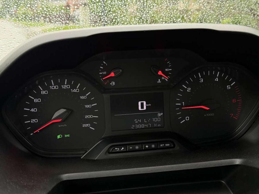 White Peugeot Partner 2020 in Vilnius, with an engine capacity of 1.50 L and mileage of 238 thousand km for 6150 €, photo 42 on AUTOMOTO.COM.LV