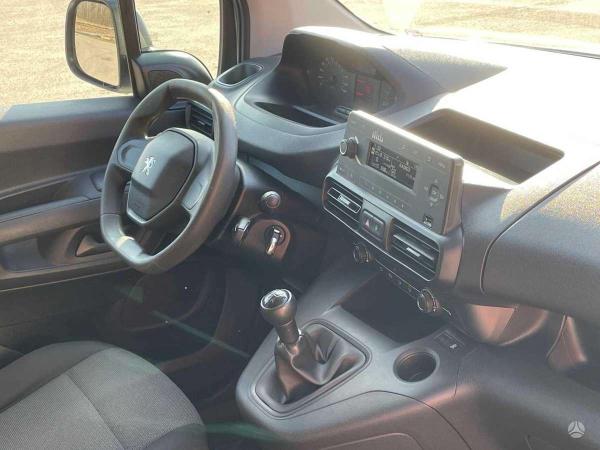 White Peugeot Partner 2020 in Ukmerge, with an engine capacity of 1.50 L and mileage of 253 thousand km for 6500 €, photo 9 on AUTOMOTO.COM.LV