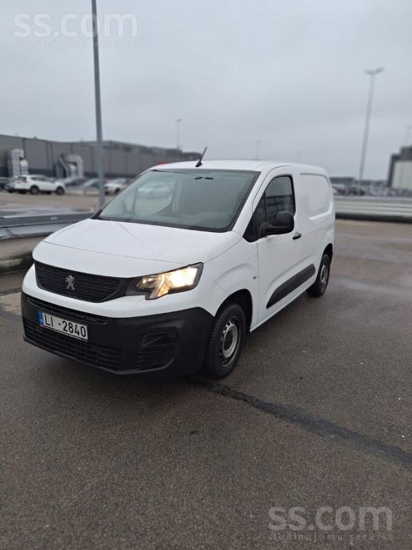 White Peugeot Partner 2021 in Riga, with an engine capacity of 1.50 L and mileage of 61 thousand km for 9000 €, photo 2 on AUTOMOTO.COM.LV