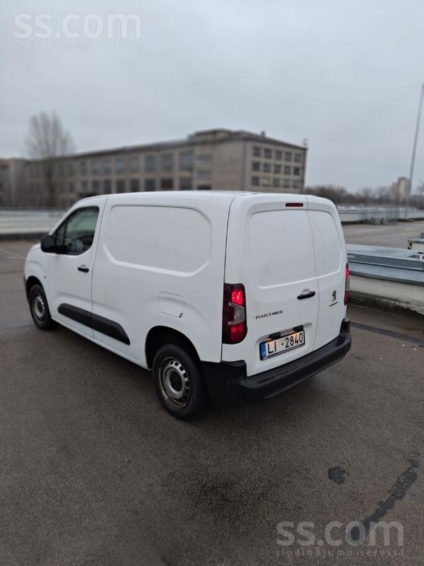 White Peugeot Partner 2021 in Riga, with an engine capacity of 1.50 L and mileage of 61 thousand km for 9000 €, photo 5 on AUTOMOTO.COM.LV