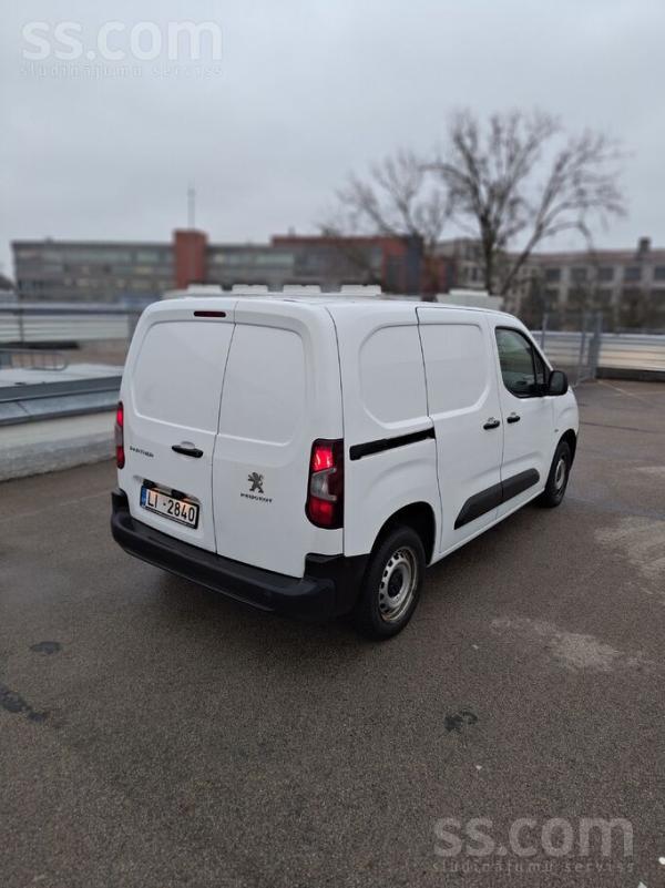White Peugeot Partner 2021 in Riga, with an engine capacity of 1.50 L and mileage of 61 thousand km for 9000 €, photo 9 on AUTOMOTO.COM.LV