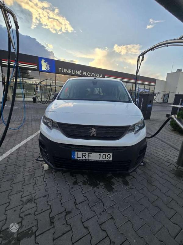 White Peugeot Partner 2021 in Vilnius, with an engine capacity of 1.56 L and mileage of 162 thousand km for 9499 €, photo 1 on AUTOMOTO.COM.LV