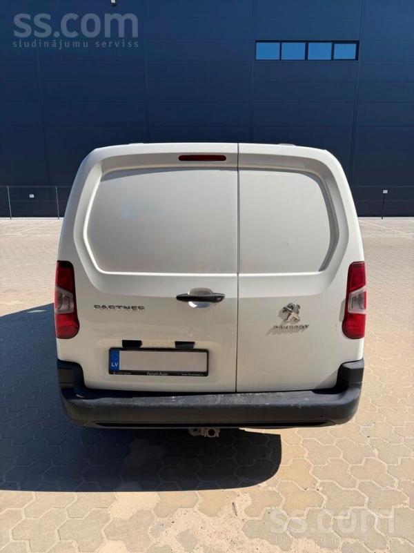 White Peugeot Partner 2021 in Riga, with an engine capacity of 1.50 L and mileage of 89 thousand km for 8700 €, photo 3 on AUTOMOTO.COM.LV