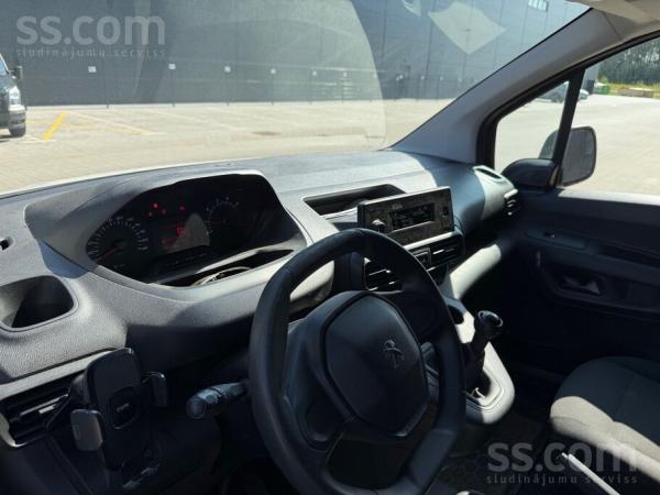 White Peugeot Partner 2021 in Riga, with an engine capacity of 1.50 L and mileage of 89 thousand km for 8700 €, photo 4 on AUTOMOTO.COM.LV