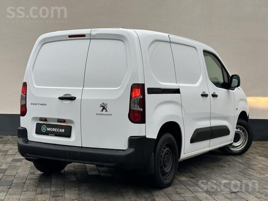 White Peugeot Partner 2021 in Riga, with an engine capacity of 1.50 L and mileage of 172 thousand km for 7550 €, photo 5 on AUTOMOTO.COM.LV
