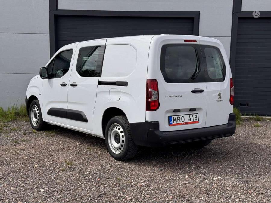 White Peugeot Partner 2023 in Vilnius, with an engine capacity of 1.50 L and mileage of 76 thousand km for 14800 €, photo 4 on AUTOMOTO.COM.LV