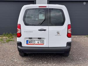 White Peugeot Partner 2023 in Vilnius, with an engine capacity of 1.50 L and mileage of 76 thousand km for 14800 €, photo 9 on AUTOMOTO.COM.LV