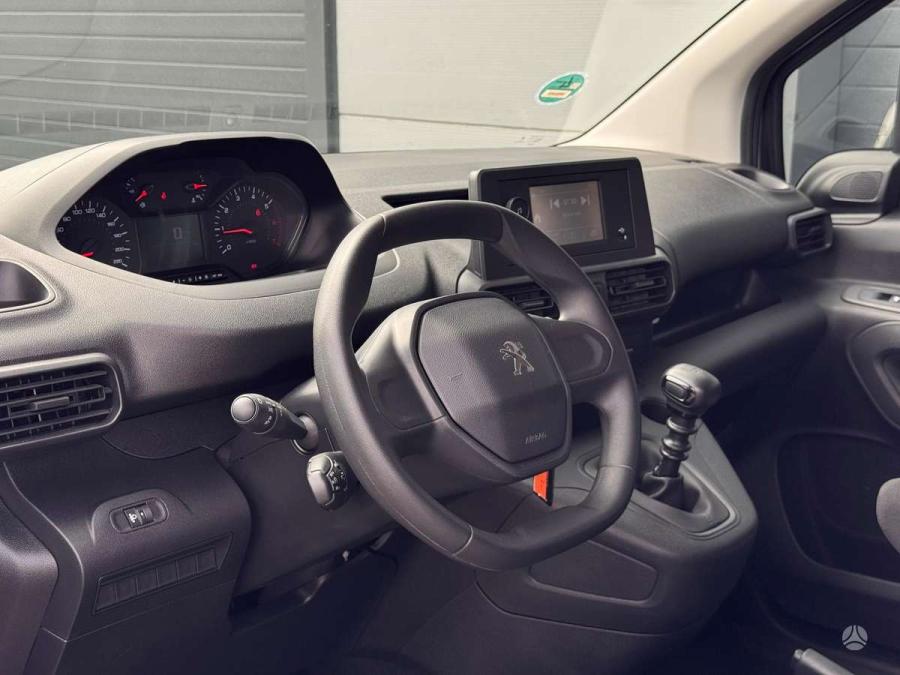 White Peugeot Partner 2023 in Vilnius, with an engine capacity of 1.50 L and mileage of 76 thousand km for 14800 €, photo 11 on AUTOMOTO.COM.LV