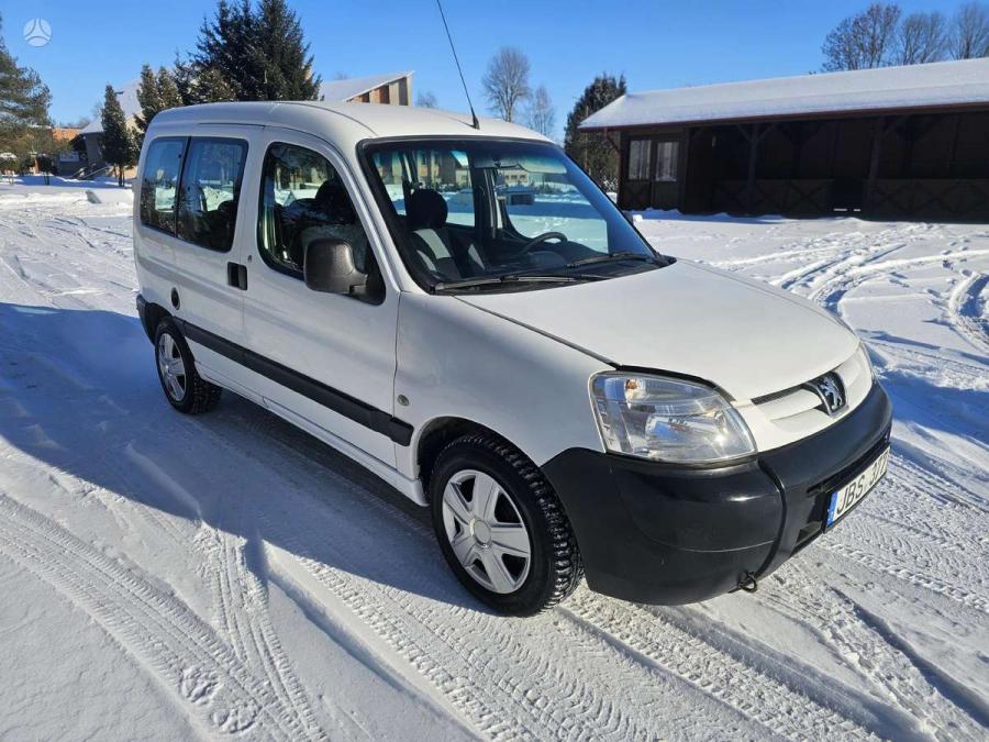 White Peugeot Partner 2010 in Jurbarkas, with an engine capacity of 1.56 L and mileage of 260 thousand km for 1950 €, photo 2 on AUTOMOTO.COM.LV