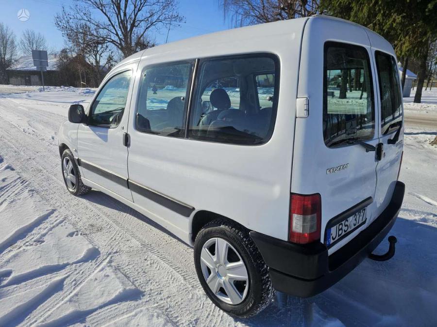 White Peugeot Partner 2010 in Jurbarkas, with an engine capacity of 1.56 L and mileage of 260 thousand km for 1950 €, photo 4 on AUTOMOTO.COM.LV