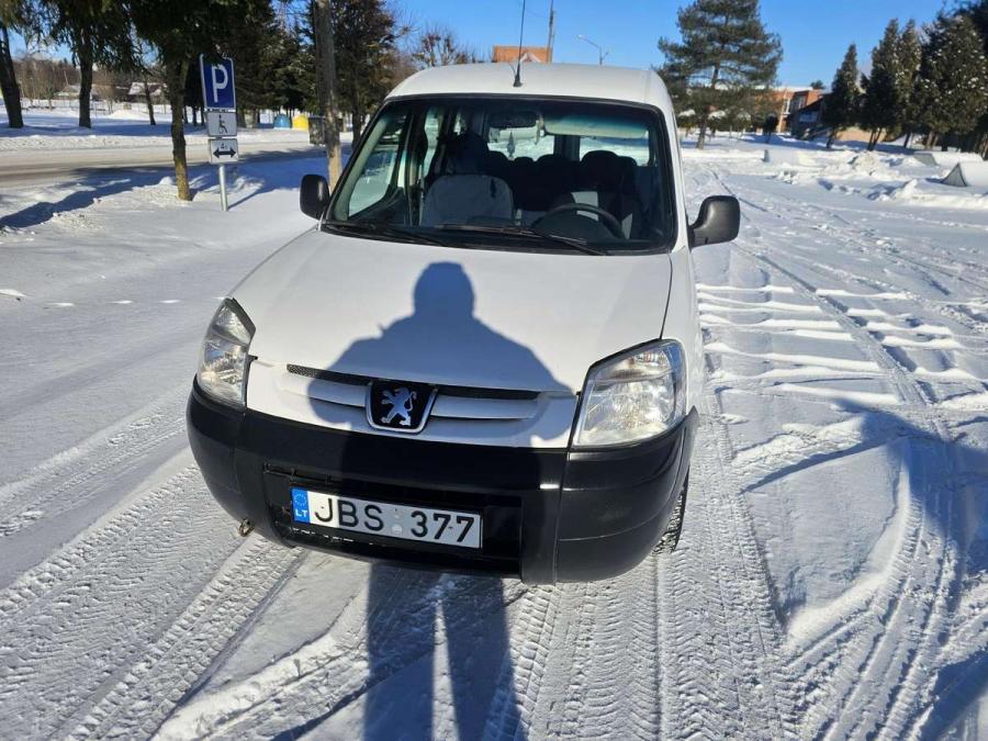 White Peugeot Partner 2010 in Jurbarkas, with an engine capacity of 1.56 L and mileage of 260 thousand km for 1950 €, photo 5 on AUTOMOTO.COM.LV