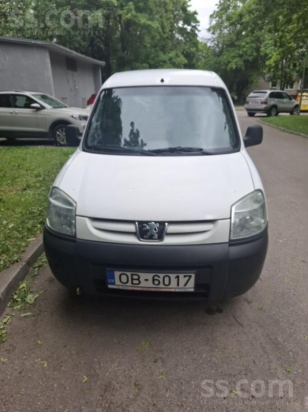 White Peugeot Partner 2007 in Riga, with an engine capacity of 1.40 L and mileage of 218 thousand km for 1000 €, photo 3 on AUTOMOTO.COM.LV