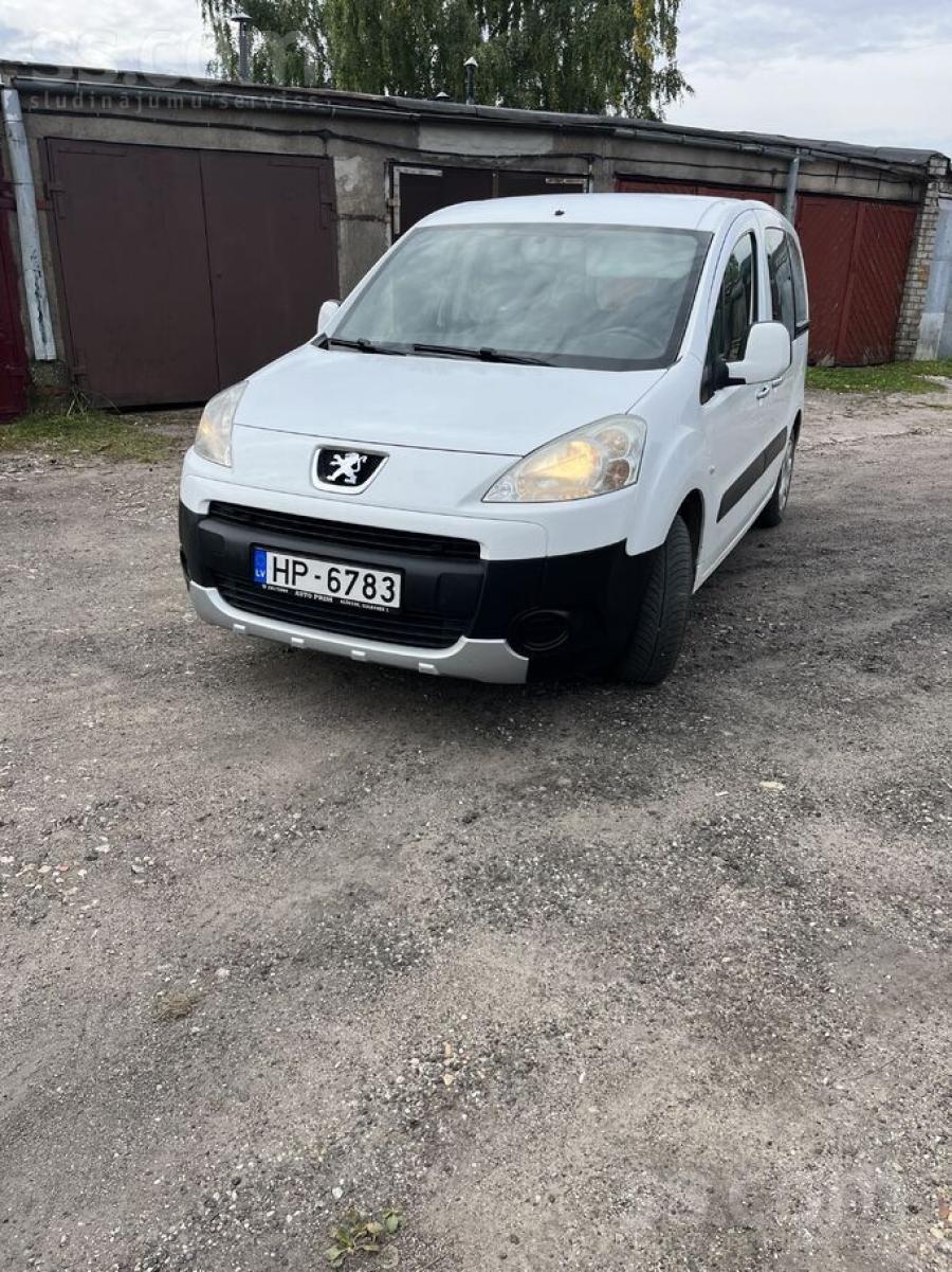 White Peugeot Partner 2011 in Cesis, with an engine capacity of 1.60 L and mileage of 293 thousand km for 2950 €, photo 1 on AUTOMOTO.COM.LV