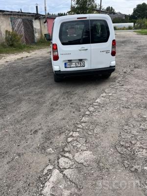 White Peugeot Partner 2011 in Cesis, with an engine capacity of 1.60 L and mileage of 293 thousand km for 2950 €, photo 4 on AUTOMOTO.COM.LV
