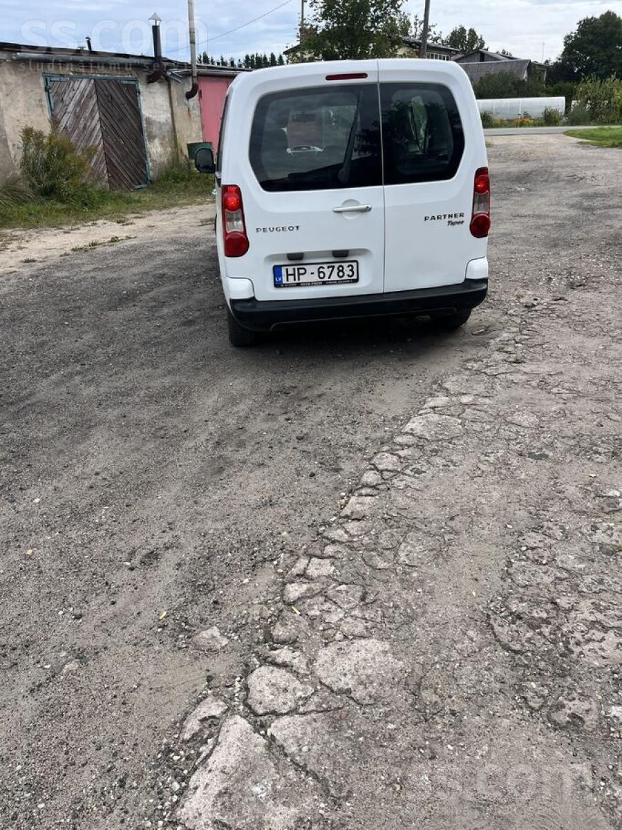 White Peugeot Partner 2011 in Cesis, with an engine capacity of 1.60 L and mileage of 293 thousand km for 2950 €, photo 4 on AUTOMOTO.COM.LV