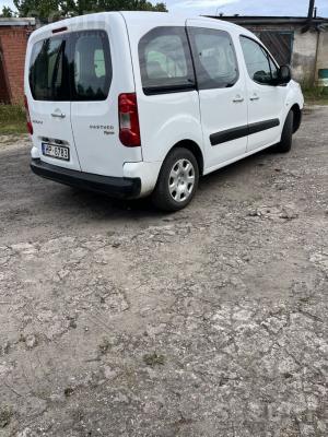 White Peugeot Partner 2011 in Cesis, with an engine capacity of 1.60 L and mileage of 293 thousand km for 2950 €, photo 5 on AUTOMOTO.COM.LV