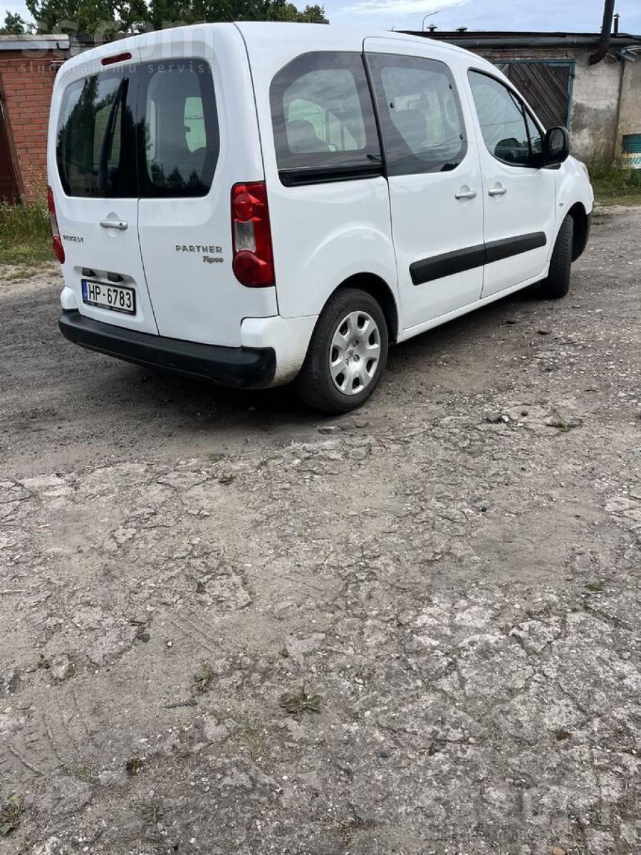 White Peugeot Partner 2011 in Cesis, with an engine capacity of 1.60 L and mileage of 293 thousand km for 2950 €, photo 5 on AUTOMOTO.COM.LV