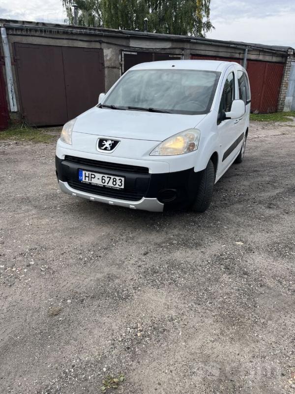 White Peugeot Partner 2011 in Cesis, with an engine capacity of 1.60 L and mileage of 293 thousand km for 2950 €, photo 1 on AUTOMOTO.COM.LV