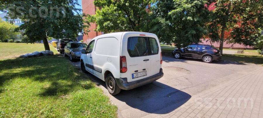 White Peugeot Partner 2012 in Riga, with an engine capacity of 1.60 L and mileage of 548 thousand km for 1600 €, photo 4 on AUTOMOTO.COM.LV