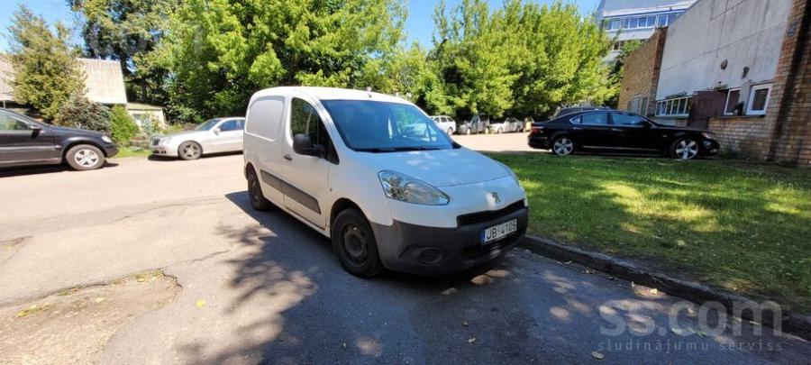 White Peugeot Partner 2012 in Riga, with an engine capacity of 1.60 L and mileage of 548 thousand km for 1600 €, photo 6 on AUTOMOTO.COM.LV