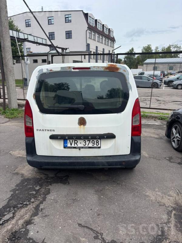 White Peugeot Partner 2012 in Riga, with an engine capacity of 1.60 L and mileage of 260 thousand km for 1200 €, photo 4 on AUTOMOTO.COM.LV