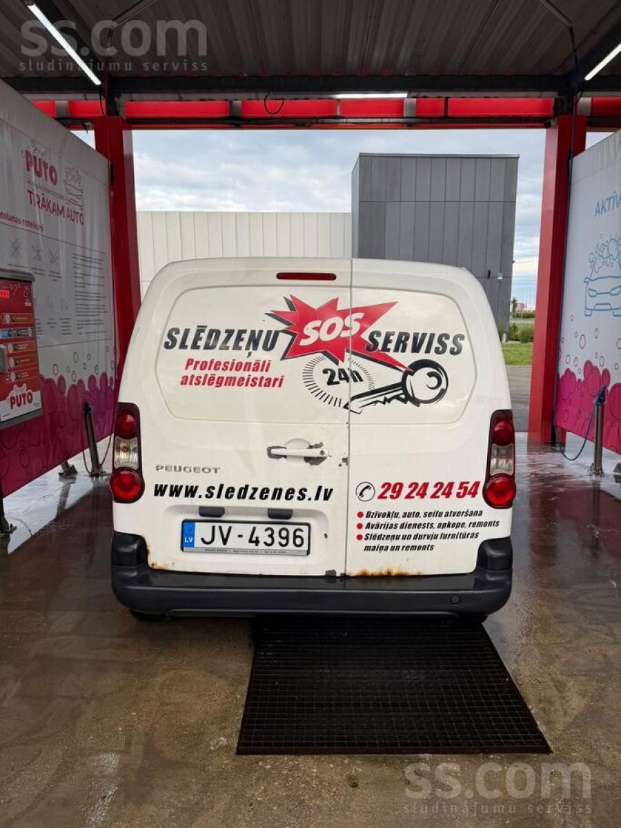 Balts Peugeot Partner 2015 Rīga, ar dzinēja tilpumu 1.60 L un nobraukumu 389 tūkst. km par 1000 €, foto 4 vietnē AUTOMOTO.COM.LV