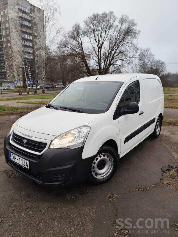 White Peugeot Partner 2016 in Riga, with an engine capacity of 1.60 L and mileage of 167 thousand km for 4900 €, photo 1 on AUTOMOTO.COM.LV