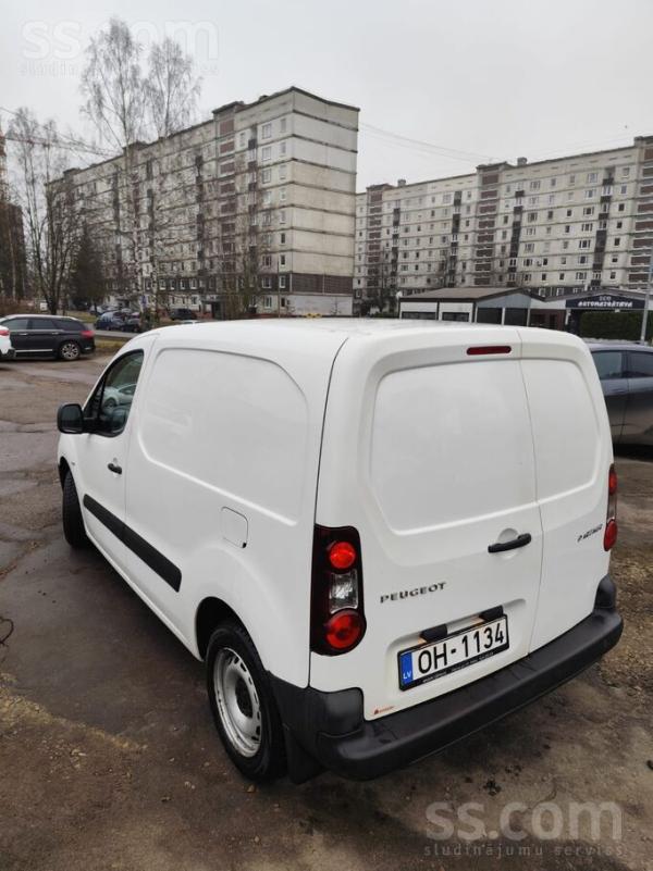 White Peugeot Partner 2016 in Riga, with an engine capacity of 1.60 L and mileage of 167 thousand km for 4900 €, photo 2 on AUTOMOTO.COM.LV
