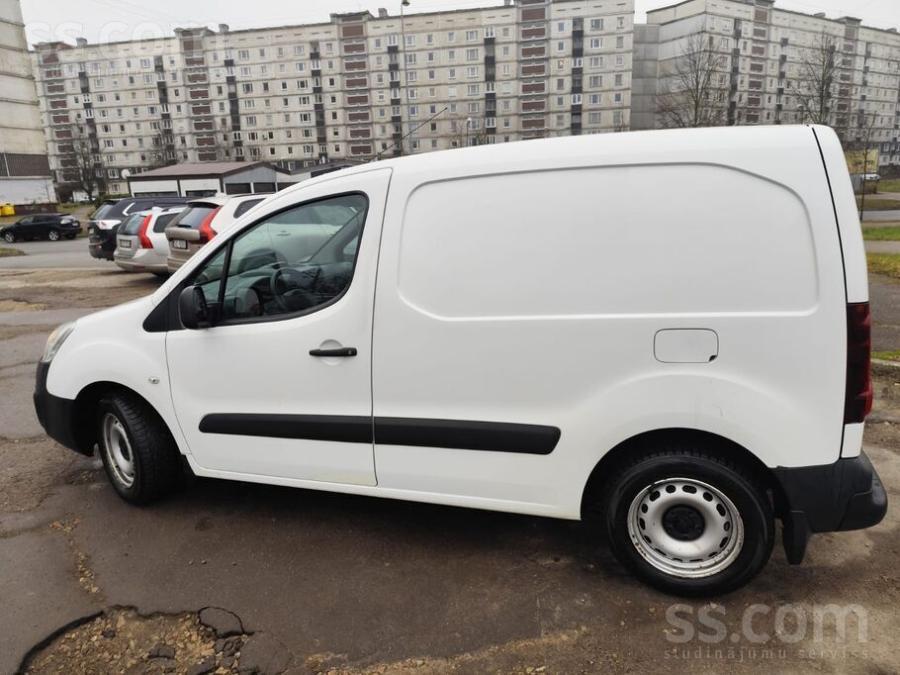 White Peugeot Partner 2016 in Riga, with an engine capacity of 1.60 L and mileage of 167 thousand km for 4900 €, photo 4 on AUTOMOTO.COM.LV