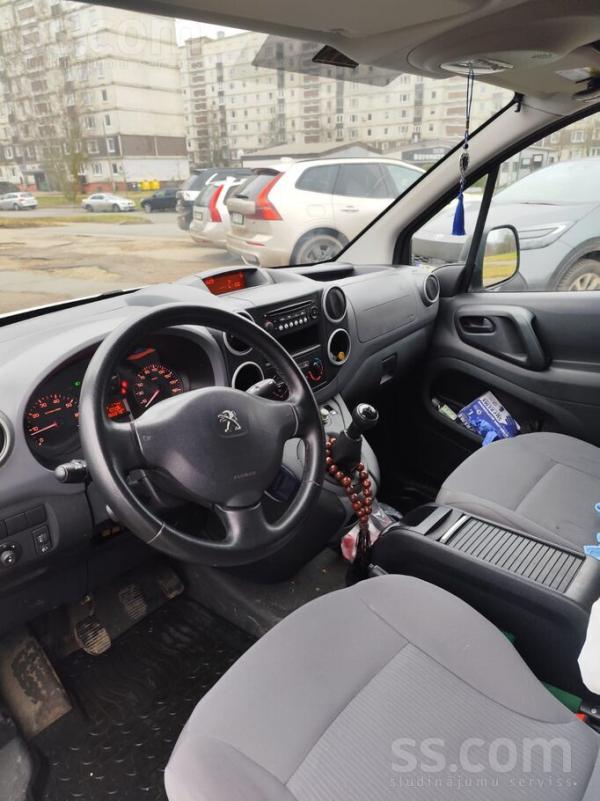 White Peugeot Partner 2016 in Riga, with an engine capacity of 1.60 L and mileage of 167 thousand km for 4900 €, photo 6 on AUTOMOTO.COM.LV