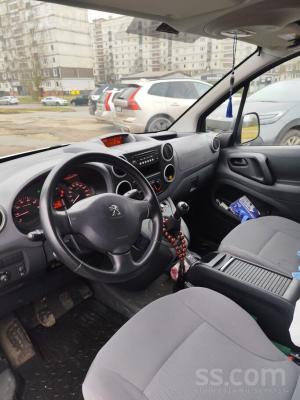 White Peugeot Partner 2016 in Riga, with an engine capacity of 1.60 L and mileage of 167 thousand km for 4900 €, photo 6 on AUTOMOTO.COM.LV