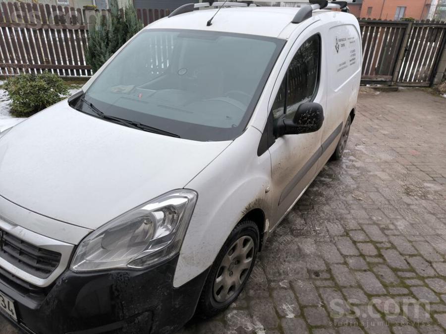 White Peugeot Partner 2016 in Riga, with an engine capacity of 1.60 L and mileage of 141 thousand km for 4000 €, photo 4 on AUTOMOTO.COM.LV