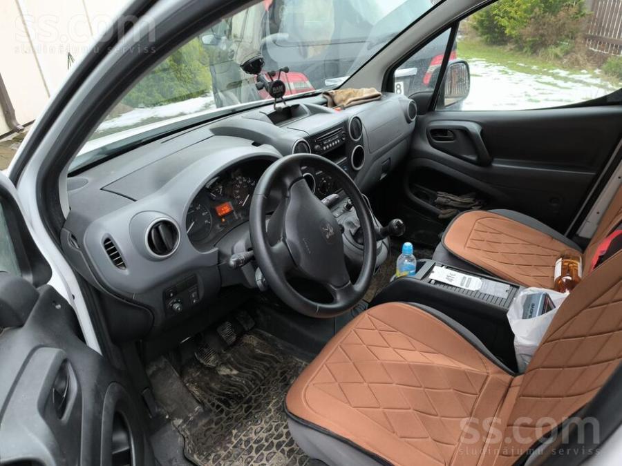 White Peugeot Partner 2016 in Riga, with an engine capacity of 1.60 L and mileage of 141 thousand km for 4000 €, photo 6 on AUTOMOTO.COM.LV