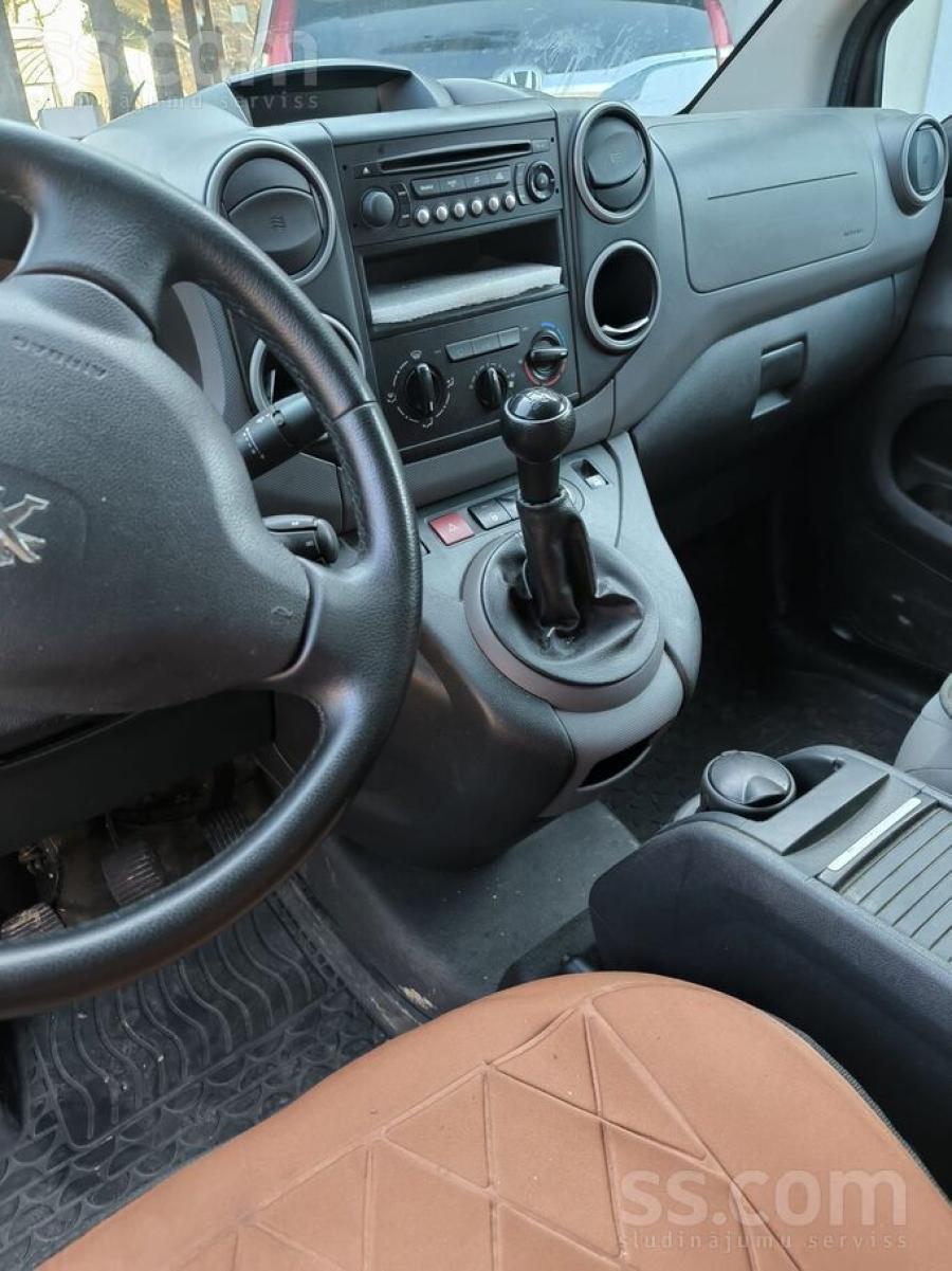 White Peugeot Partner 2016 in Riga, with an engine capacity of 1.60 L and mileage of 141 thousand km for 4000 €, photo 7 on AUTOMOTO.COM.LV