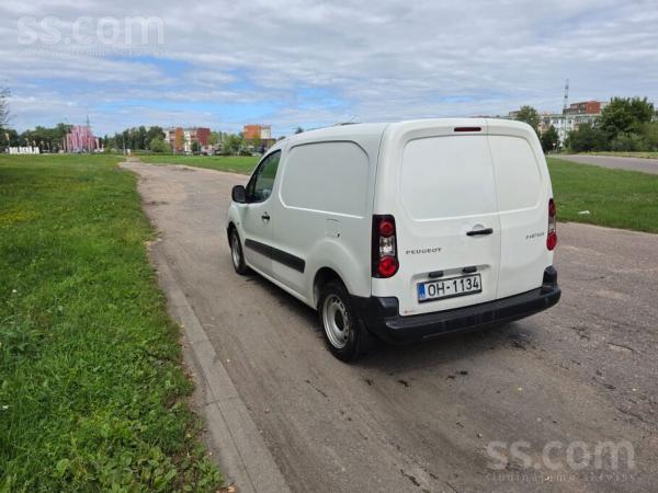 White Peugeot Partner 2016 in Riga, with an engine capacity of 1.60 L and mileage of 180 thousand km for 3900 €, photo 9 on AUTOMOTO.COM.LV