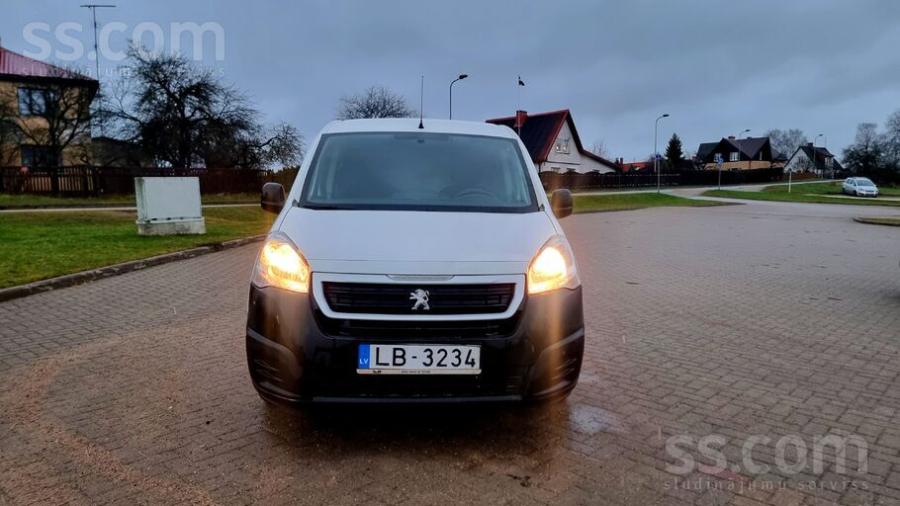 White Peugeot Partner 2017 in Cesis, with an engine capacity of 1.60 L and mileage of 322 thousand km for 3200 €, photo 15 on AUTOMOTO.COM.LV