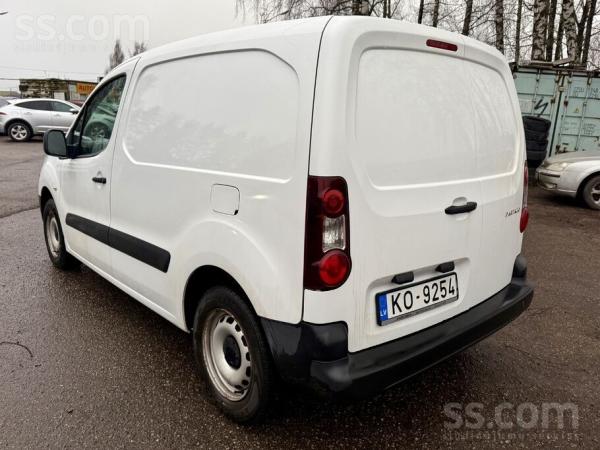 White Peugeot Partner 2017 in Riga, with an engine capacity of 1.60 L and mileage of 0 thousand km for 5990 €, photo 5 on AUTOMOTO.COM.LV