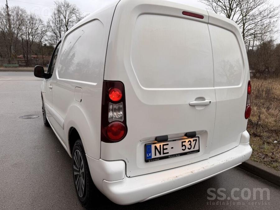 White Peugeot Partner 2018 in Riga, with an engine capacity of 1.60 L and mileage of 129 thousand km for 4450 €, photo 3 on AUTOMOTO.COM.LV