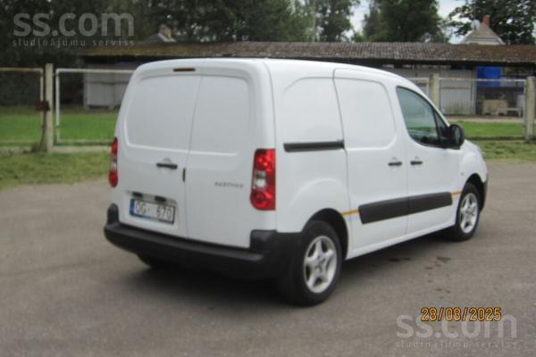 White Peugeot Partner 2009 in Riga, with an engine capacity of 1.60 L and mileage of 0 thousand km for 2600 €, photo 6 on AUTOMOTO.COM.LV